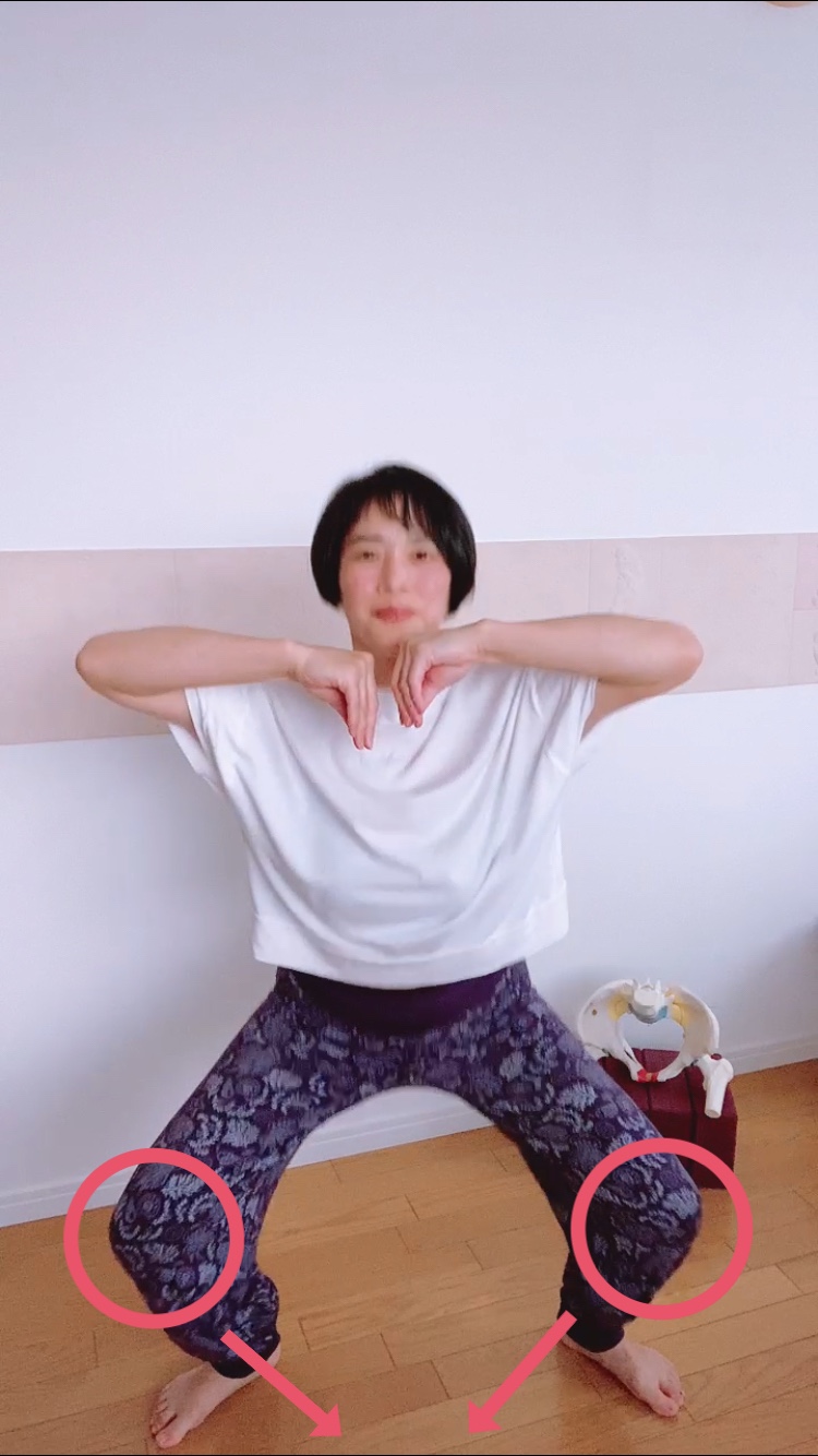 スクワットをすると膝や腰が痛くなる時の原因と対処法をお教えします